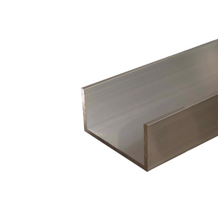 Epätasasivuinen alumiininen U-profiili leikattu mittojen mukaan. Useita ...